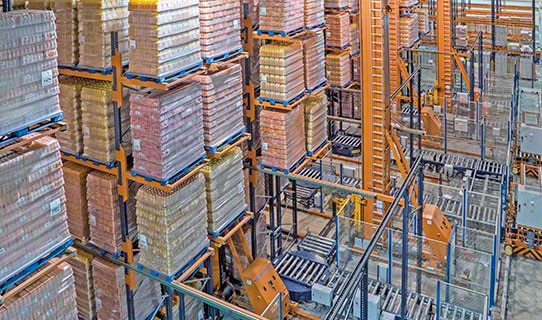 Video animación transelevador trilateral | Mecalux.com.ar